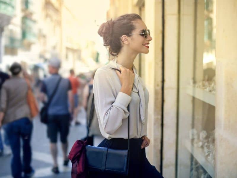 Agence de voyage : valoriser sa vitrine avec l'affichage dynamique