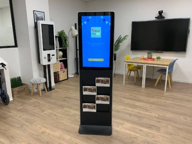 Totem vidéo porte-brochures | Alliez marketing digital & print